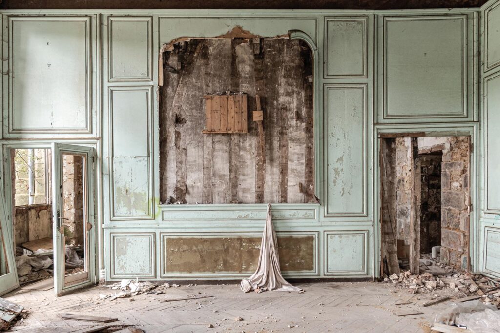 lost floor grow over with plants - Sandler Art